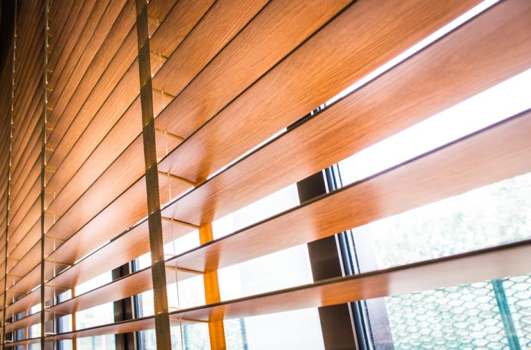 Comment bien choisir son store en bois